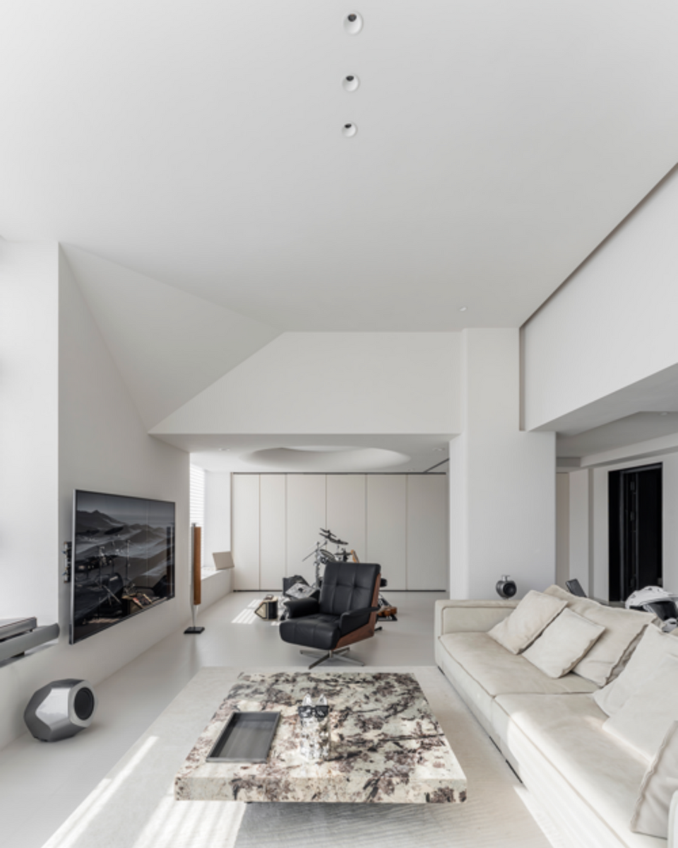 When Minimalism Finds Warmth: How One Sofa Steadies the Mood of an Ent ...